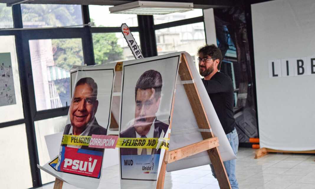 Daniel Ceballos corta con una motosierra afiches de Maduro y González ...