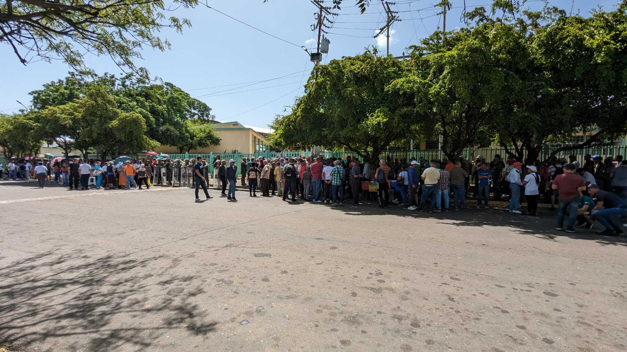 Refuerzan militarización en el centro de votación Alejandro Fuenmayor ...