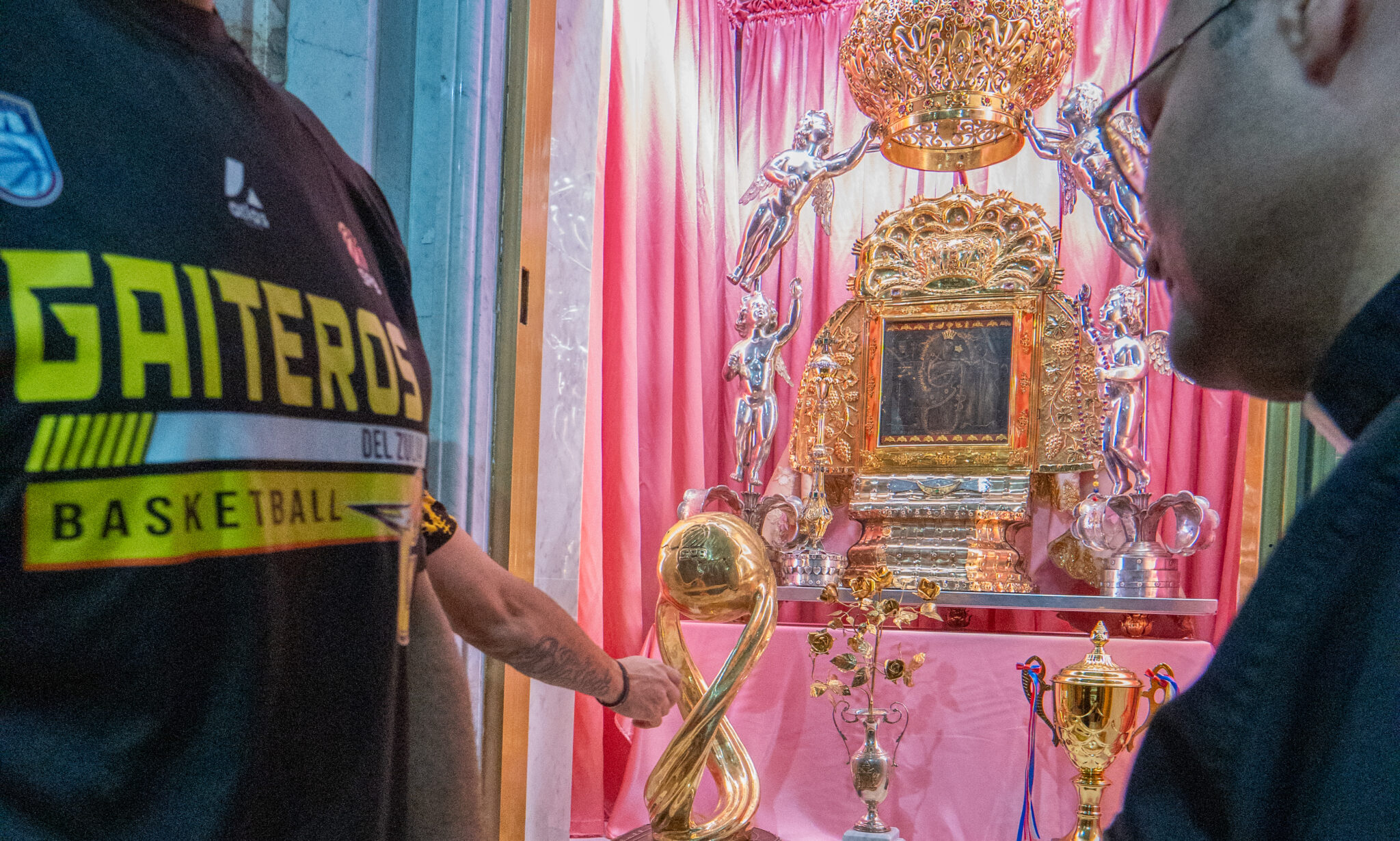 Gaiteros presenta su trofeo a la Chinita y recorre Maracaibo en ...