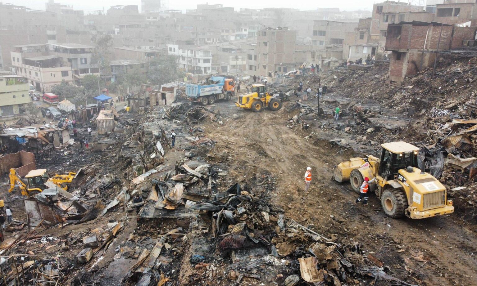 Incendio en fábrica de fuegos artificiales en Lima afecta más de 200 ...
